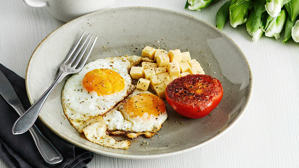 Receta Desayuno keto con huevos fritos, tomate y queso | Dieta Keto Gratis