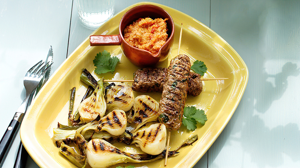 Receta brochetas de carne con cebollas parrilladas | Dieta Keto Gratis