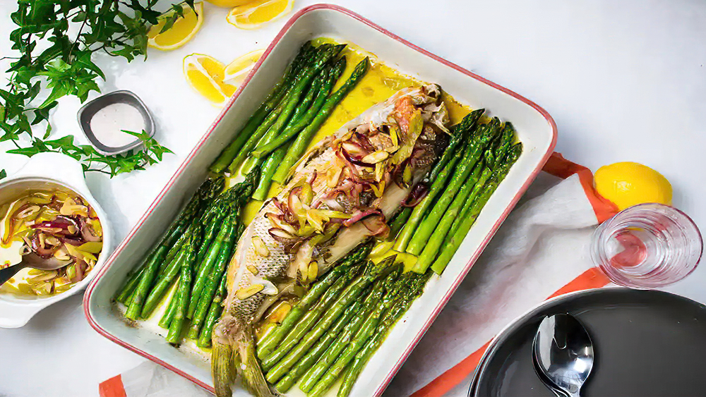 Receta pargo asado con cebollas y espárragos | Dieta Keto Gratis